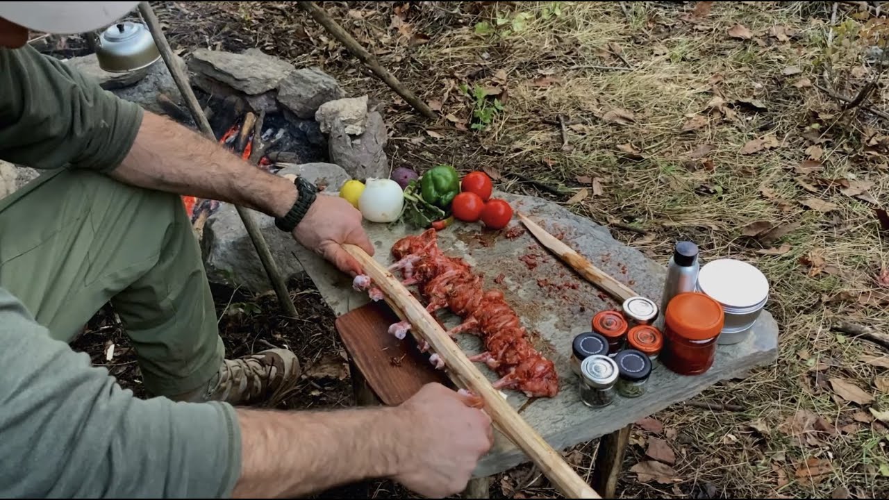 Solo Bushcraft, Tarp Shelter, Chicken Legs BBQ, Cooking Fresh Mushroom ...