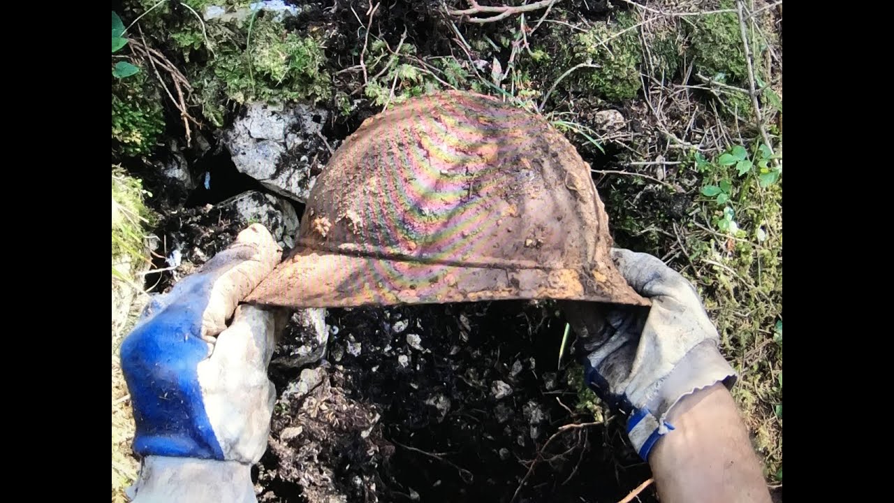 Metal detector on Italian trenches - YouTube