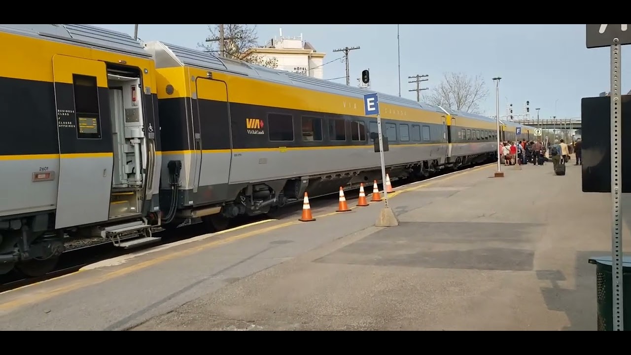 TRAINS Via Rail Siemens SCV-42 Charger nd Venture Trainset Afternoon ...