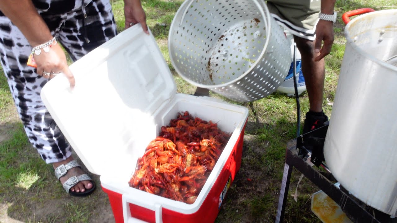 crawfish day at the park - YouTube