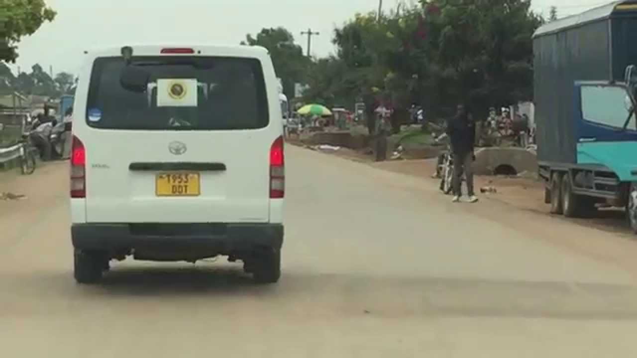 Approaching the Kenya Border Crossing at Isibania - YouTube