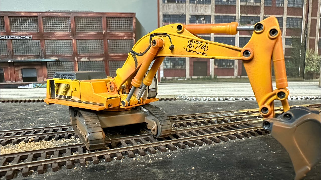 Custom weathering 1/87 excavator🇺🇸🦅#modelrailroad - YouTube