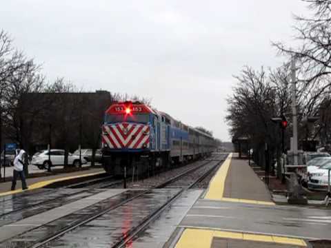 Metra 153 Lake Forest - YouTube