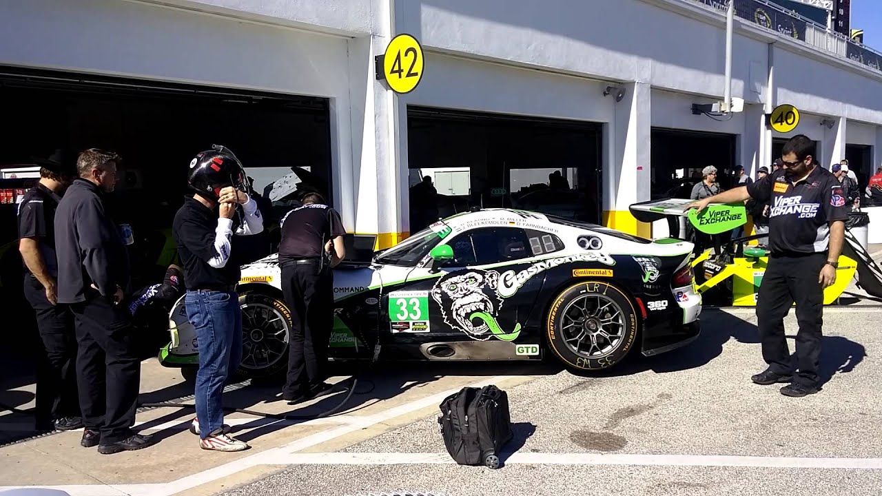 Gas Monkey Garage 33 dodge viper - YouTube