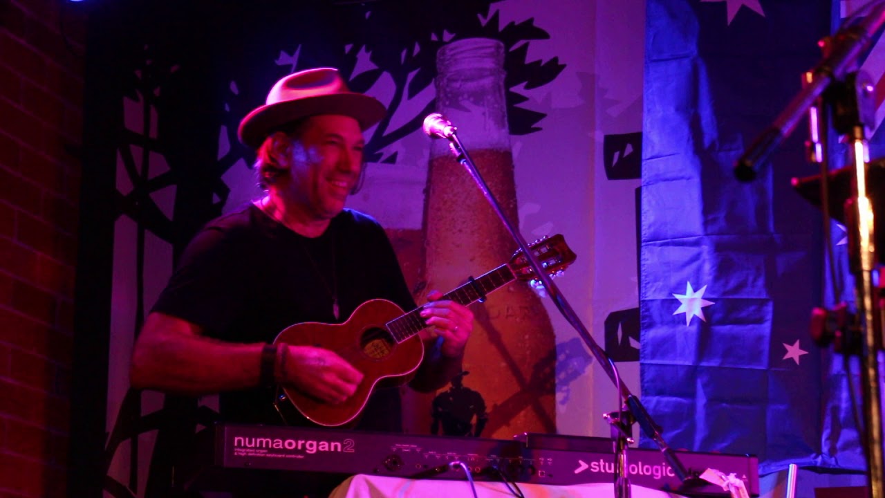 Shane Nicholson with Matt Fell 8 String Uke Solo - The Pub Tamworth ...