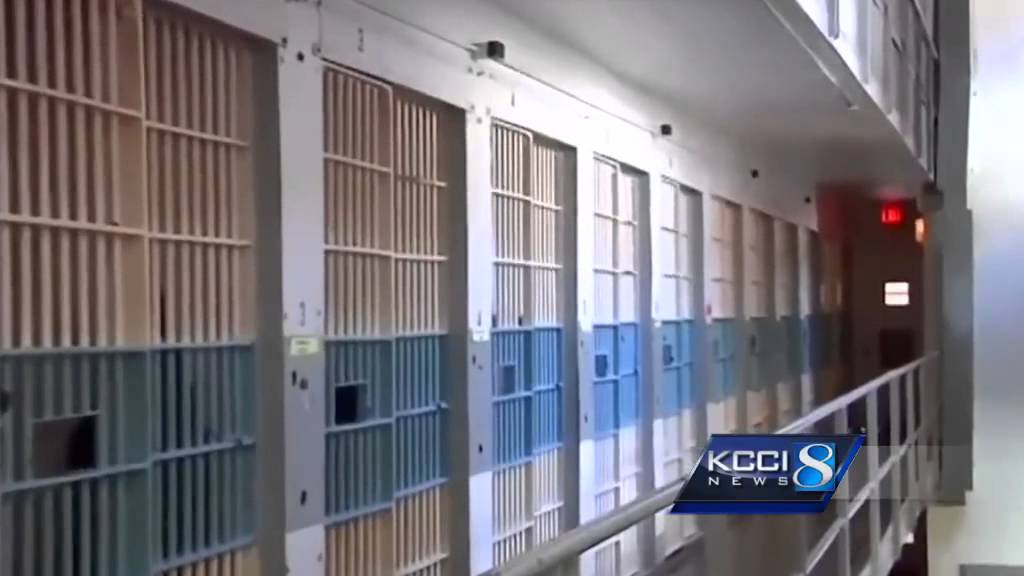 Inmate gets on prison roof to escape - YouTube