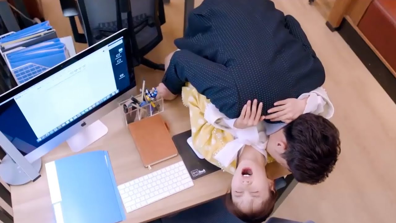 The proprietress and his cute wife kiss and press the table💖 Chinese ...