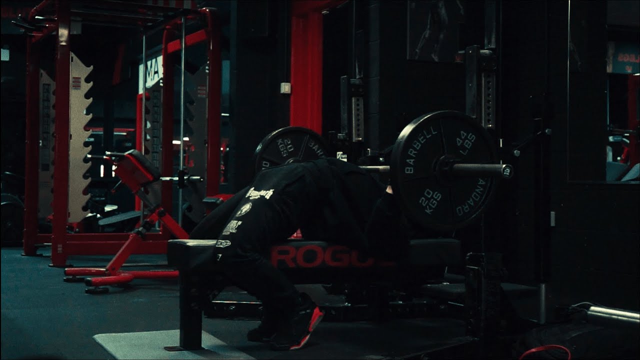 Benching 2 plates at 16 years old - YouTube