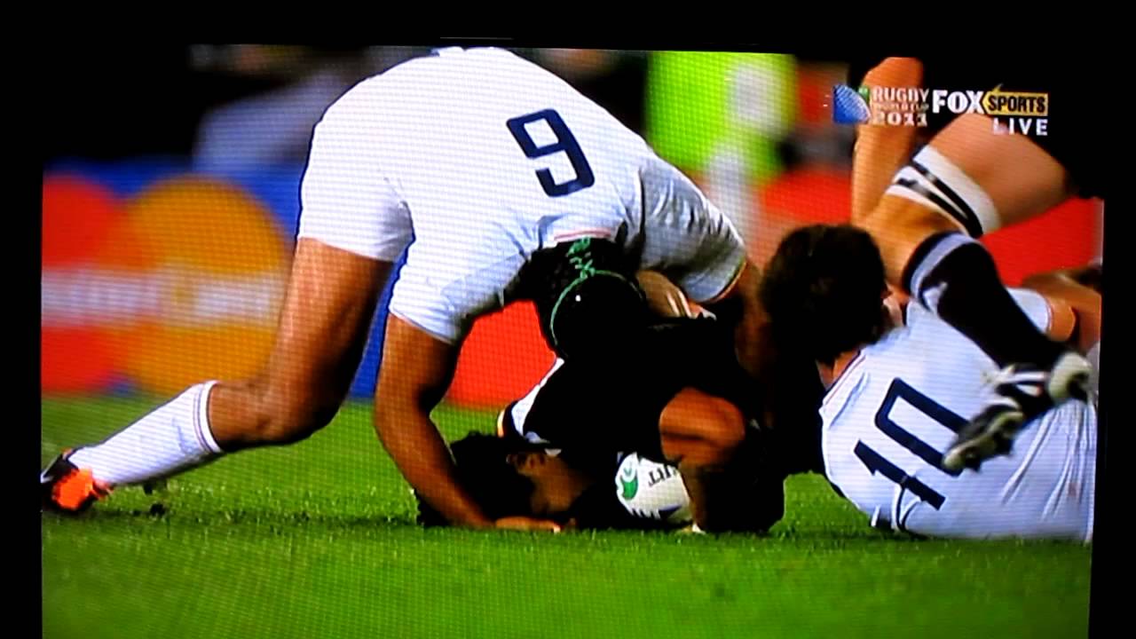 Morgan Parra vs Richie McCaw's knee - YouTube