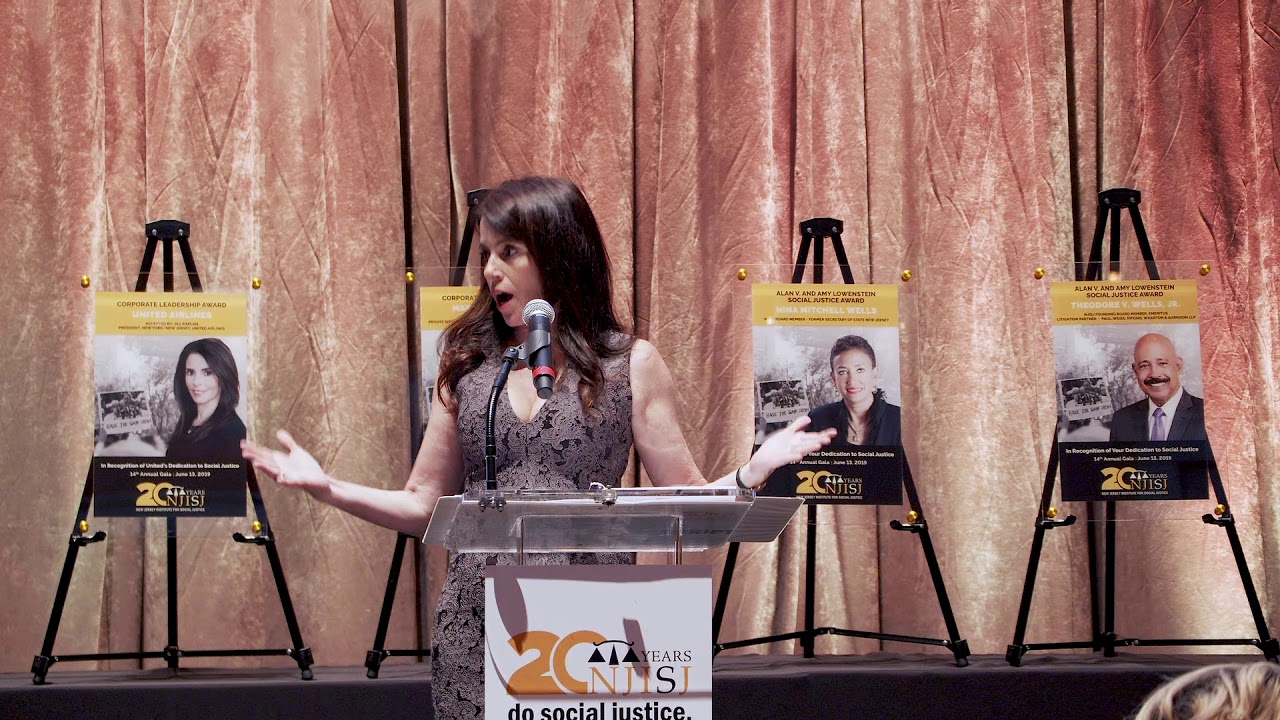 Jill Kaplan accepts the Institute’s Corporate Leadership Award at the ...