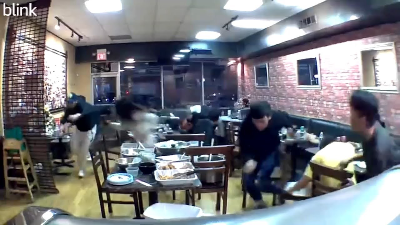 Chicago shooting sends restaurant patrons running for cover - YouTube