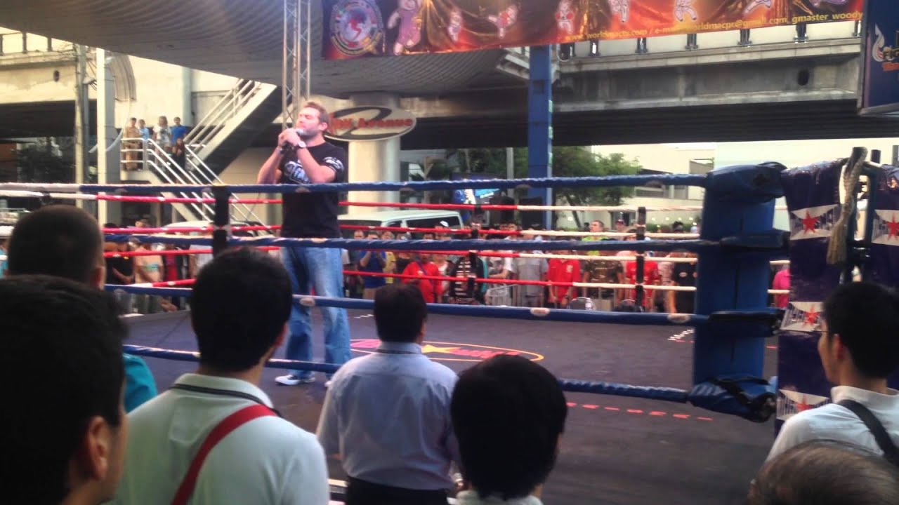 Jon Nutt Sings His Majesty King Bhumibol's Anthem in Thai - YouTube