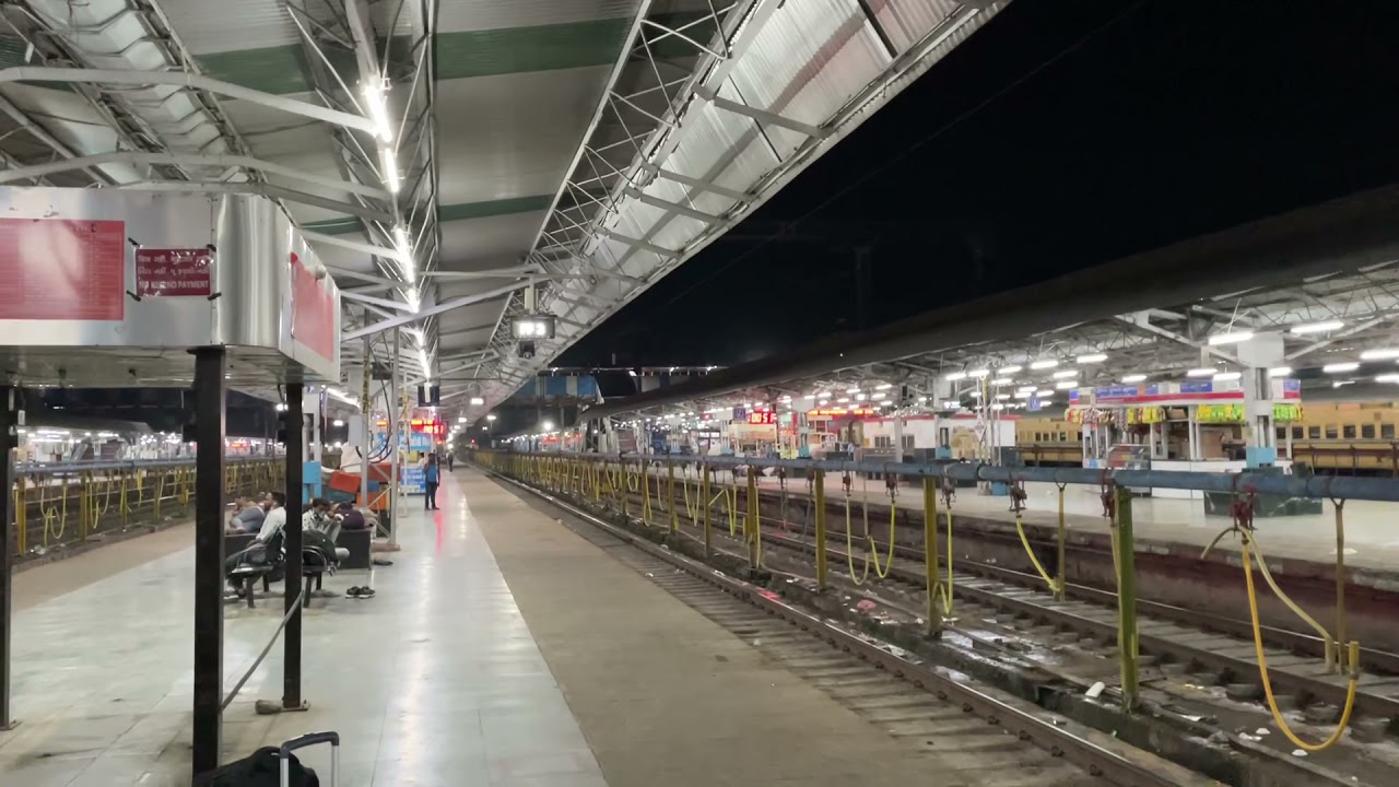 Mangala Express announcement and arrival at Itarsi junction - YouTube