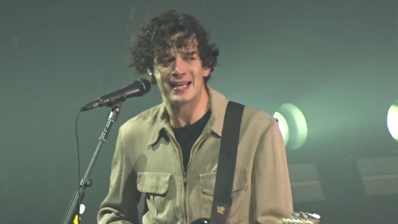 She Way Out - The 1975 [LIVE] - YouTube