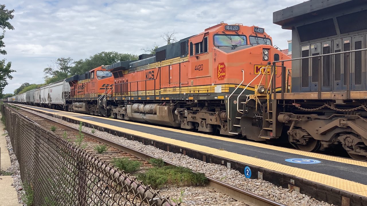 CSX 354 leading a train with Kansas City Southern 4420 ex BNSF D-9 at ...