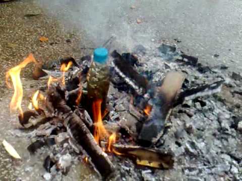 Ateşte yanmayan su şişesi