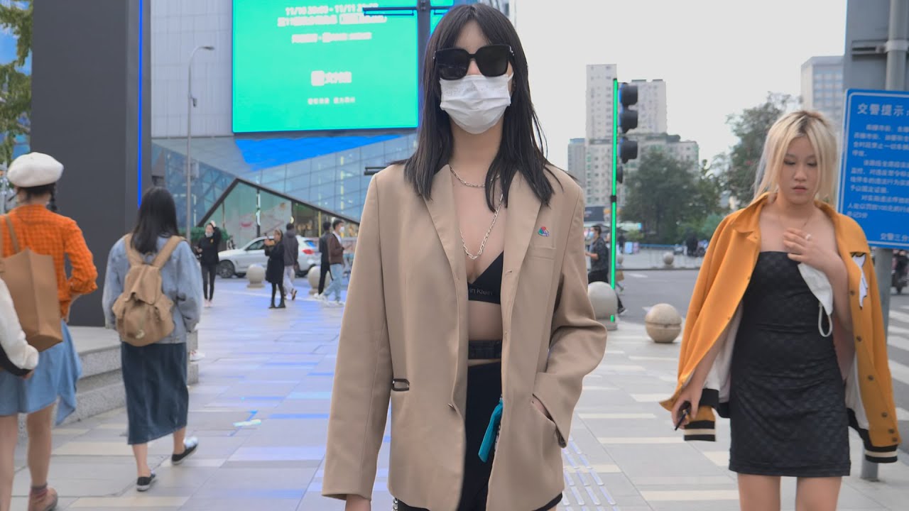 4K街拍成都太古里，总有惊喜等你发现｜ChengDu, nightlife, Exploring China, 4K China street #街拍#成都街拍# - YouTube