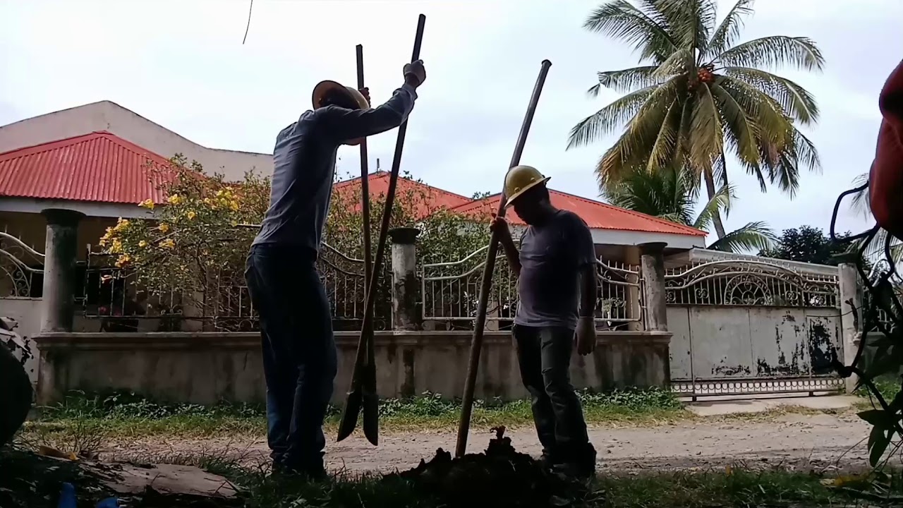 HOLE DIGGING FOR DEADMAN INSTALLATION : BUHAY LINEMAN NI# WENCY'S TV69 ...