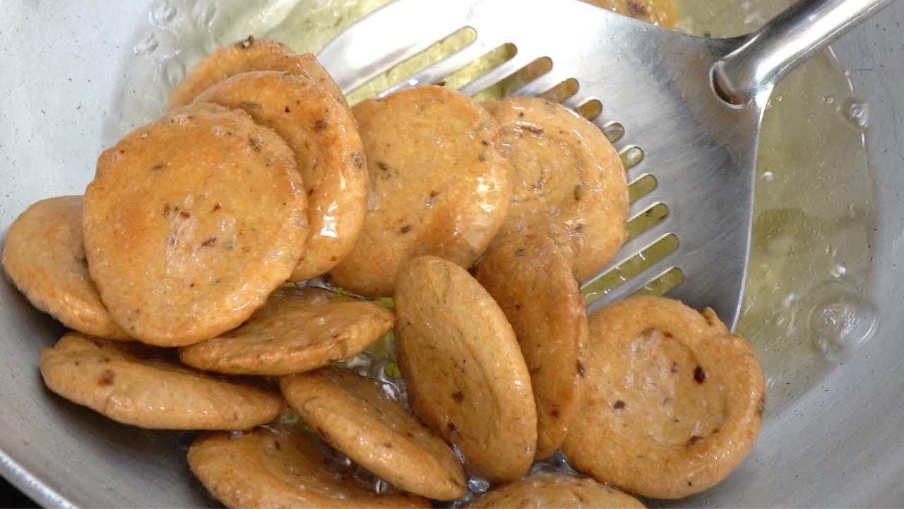 Atta Se Bana Crispy Mathri Recipe | गरमा गरम खस्तेदार आटे से बना मठरी ...