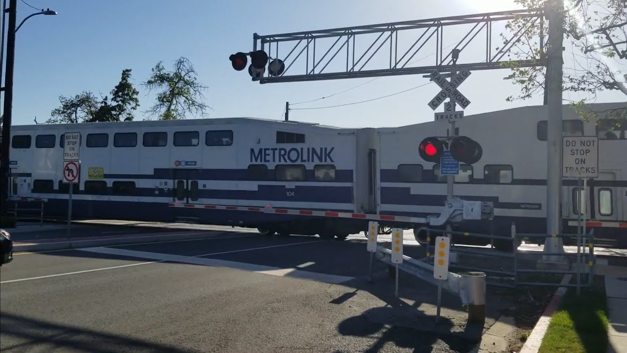 Metrolink 889 crosses La Veta Avenue (video6) Orange CA - YouTube