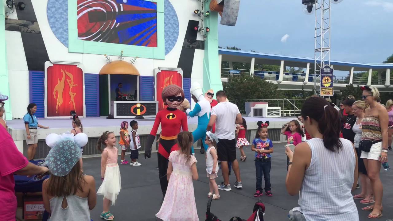 Dance party in magic kingdom walt Disney world - YouTube