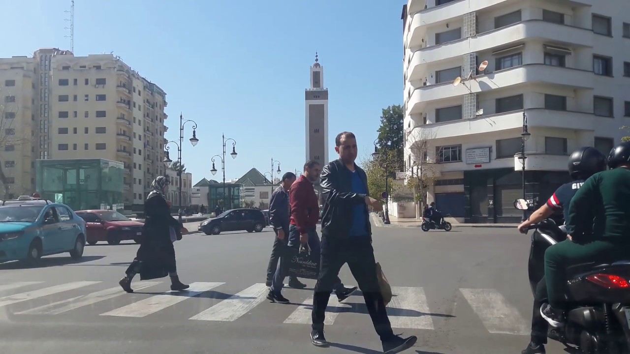 tanger marina vers merchan une très belle ville et c'est propre aussi ...