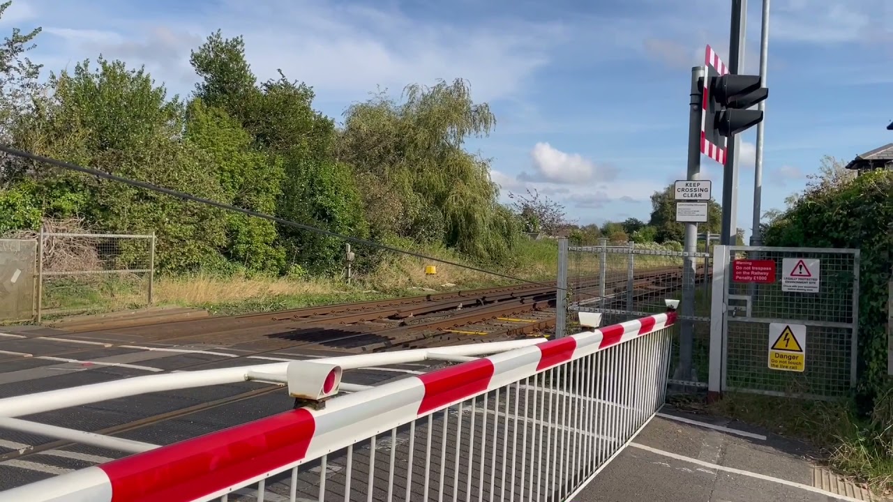 *Weird Alarm* East Burton Level Crossing. 16/10/21 - YouTube
