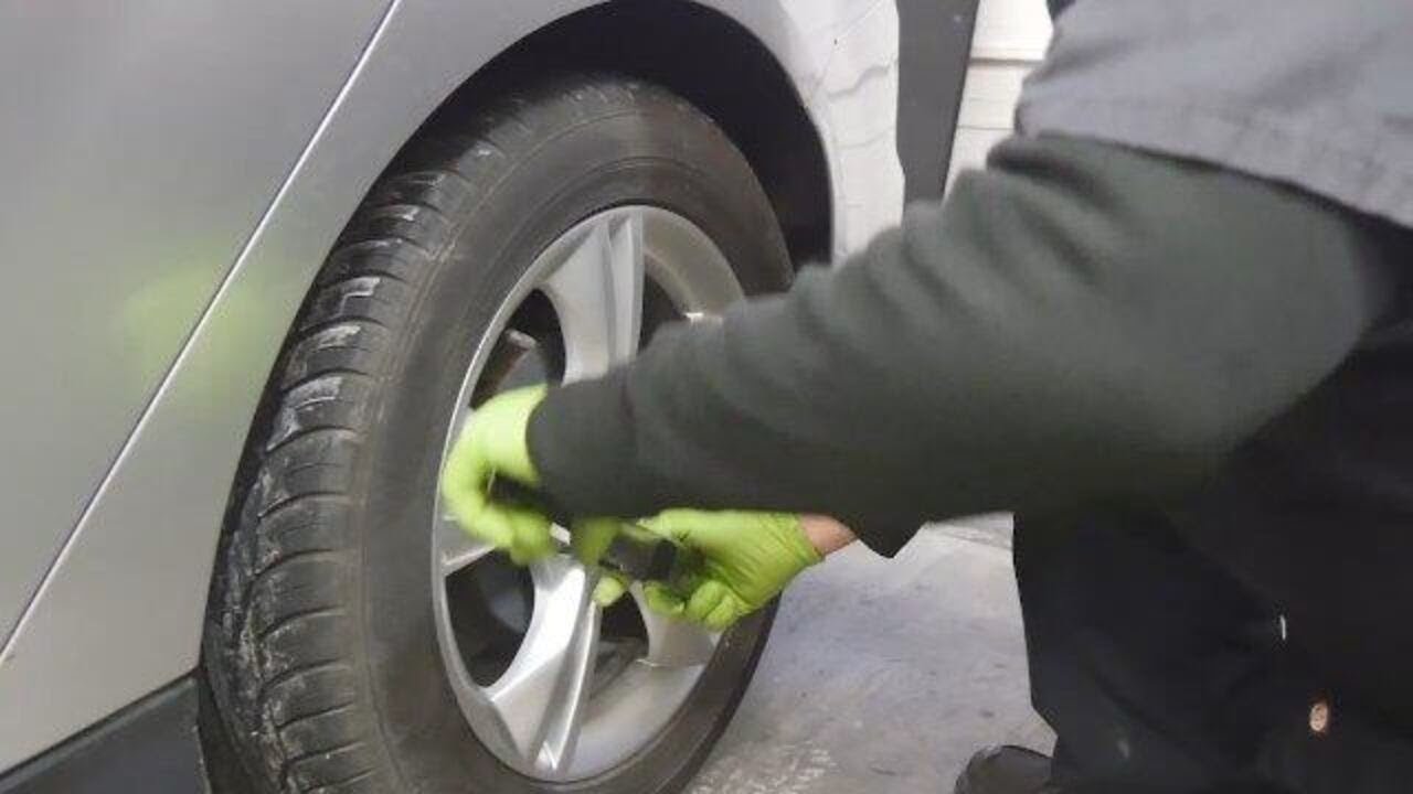 Flat tire turns into life lesson - YouTube