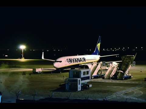 RYANAIR NIGHT LANDING HD | flight from Orio to Pescara | BOEING 738 ...