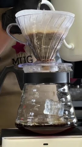 Lets pour Iced V60 filter coffee - YouTube