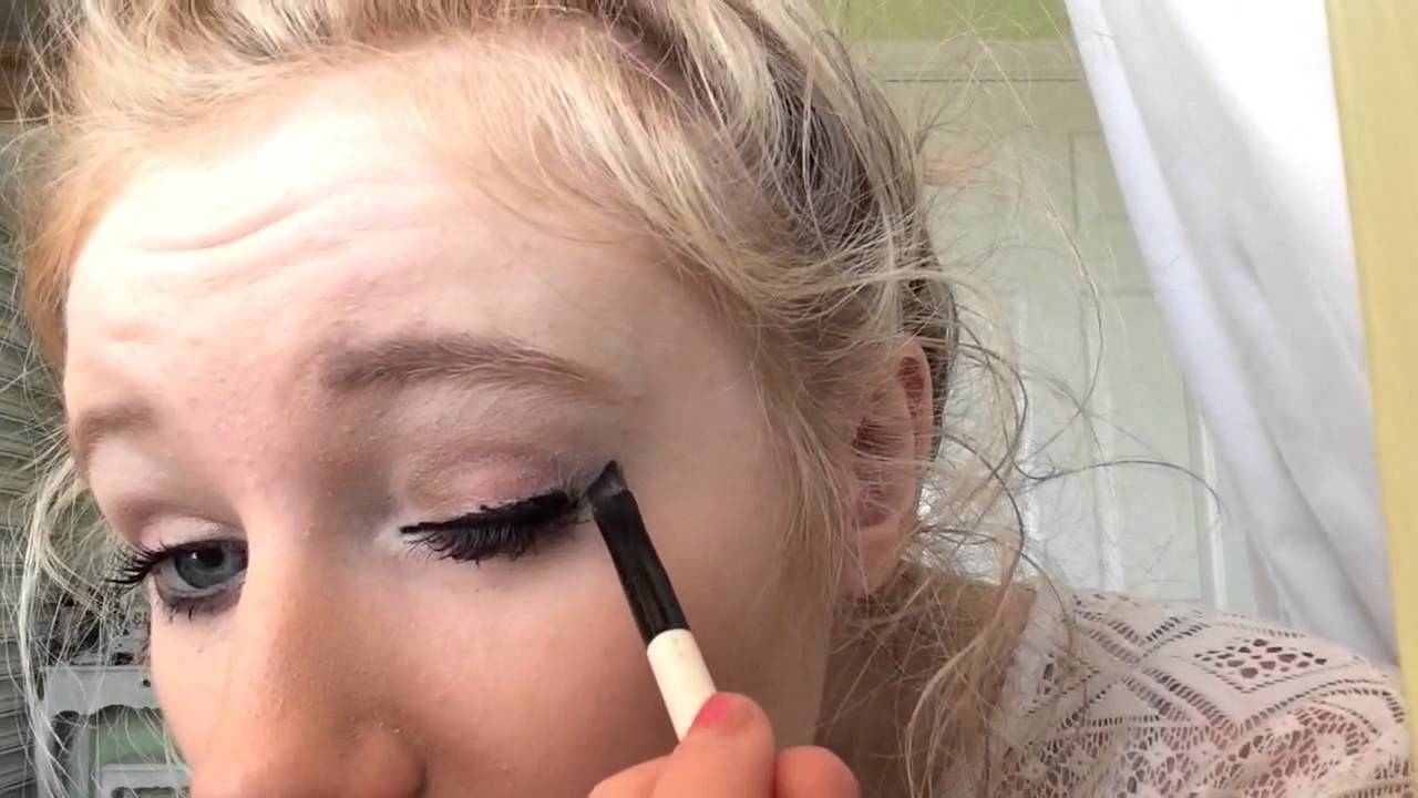 How to line your upper lash line - YouTube