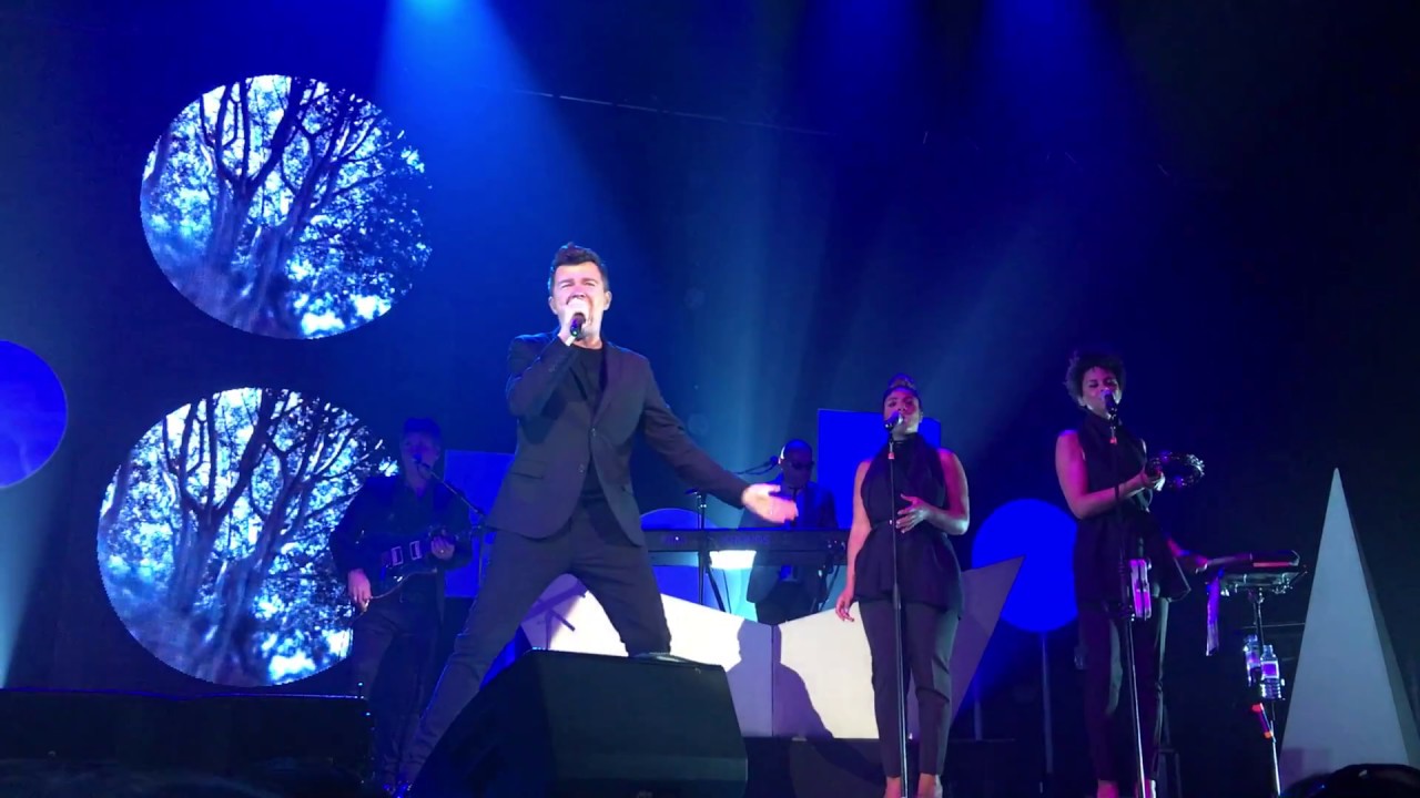 Rick Astley - Keep Singing - Portsmouth - 06-04-2017 - YouTube