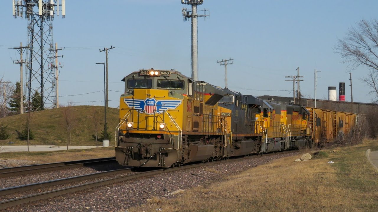 UP 8463 leads MCHAL past 68th Street on the Union Pacific Milwaukee Subdivision|3/11/24 - YouTube