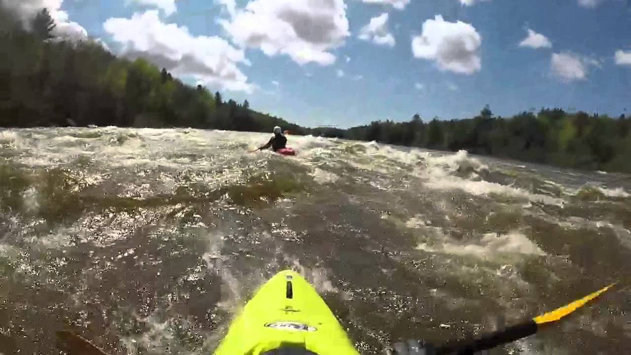 Initiation au Kayak d'eau vive - Rivière Rouge - YouTube