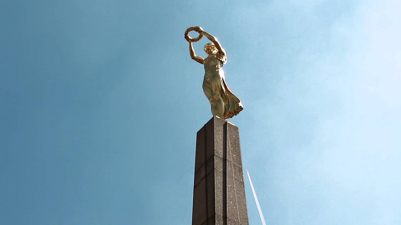 Memorial "Gëlle Fra" - Luxembourg - YouTube