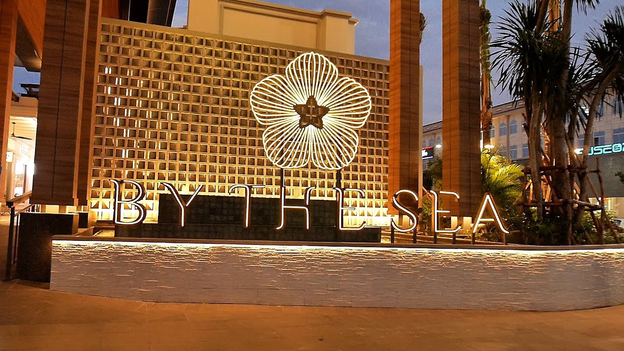 BY THE SEA PIK 2 FASHION SHOPPING DISTRIC. OUTDOOR MALL WITH BEACHWALK ...