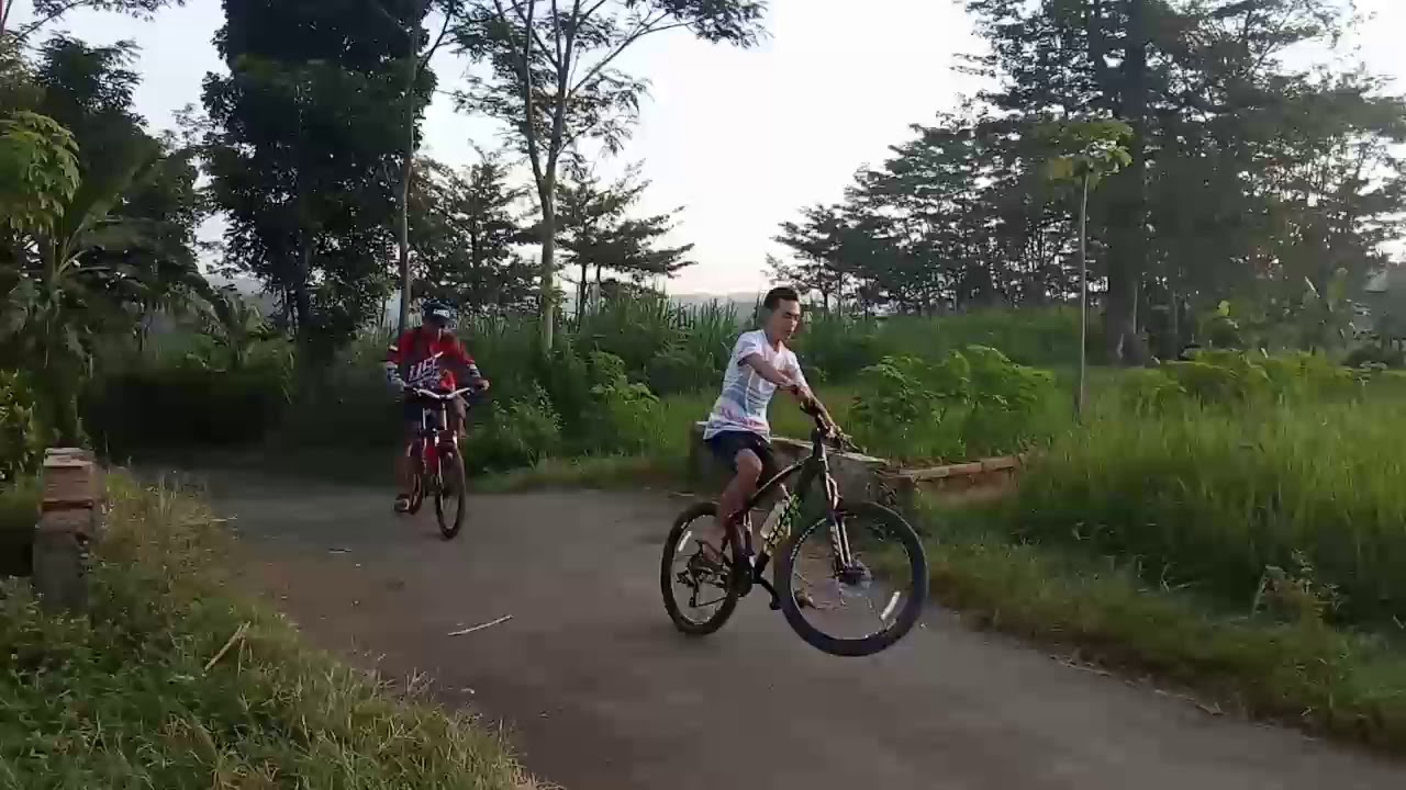 Ukel Sepeda Club - YouTube