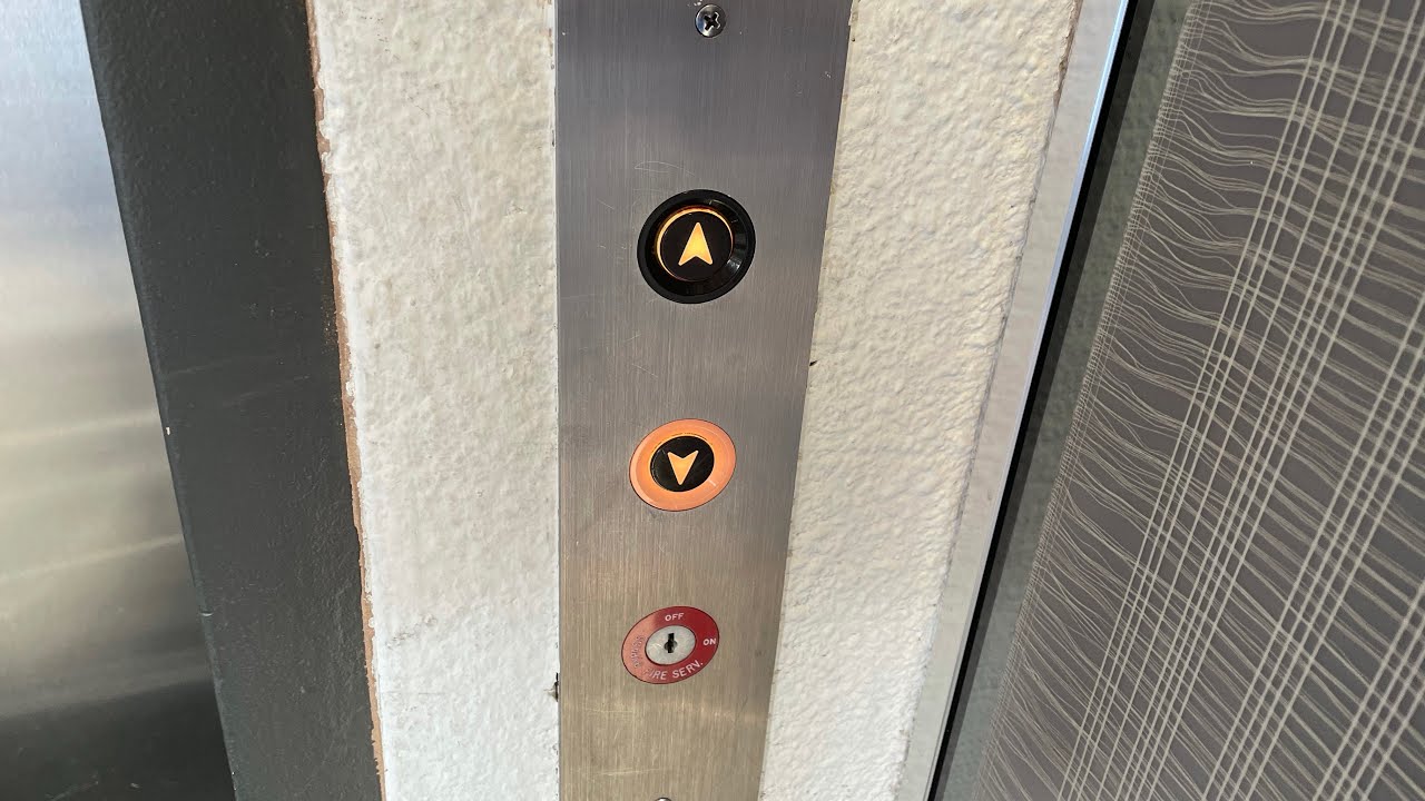 R&O Hydraulic Elevator @ Wayzata Crossings in Wayzata, MN - YouTube