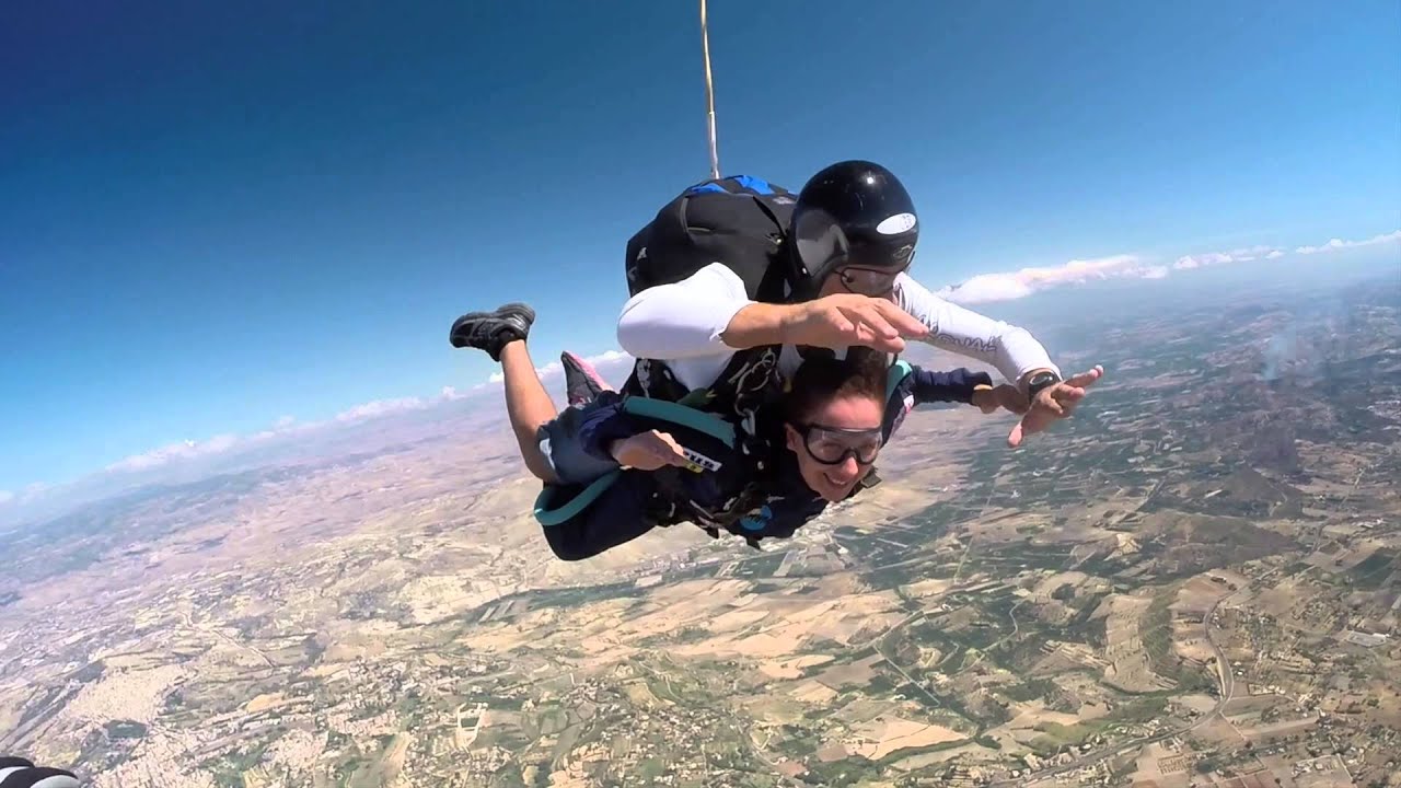 Il lancio in Tandem di Adriana . Sunflyers.scuola di paracadutismo sportivo Sicilia - YouTube