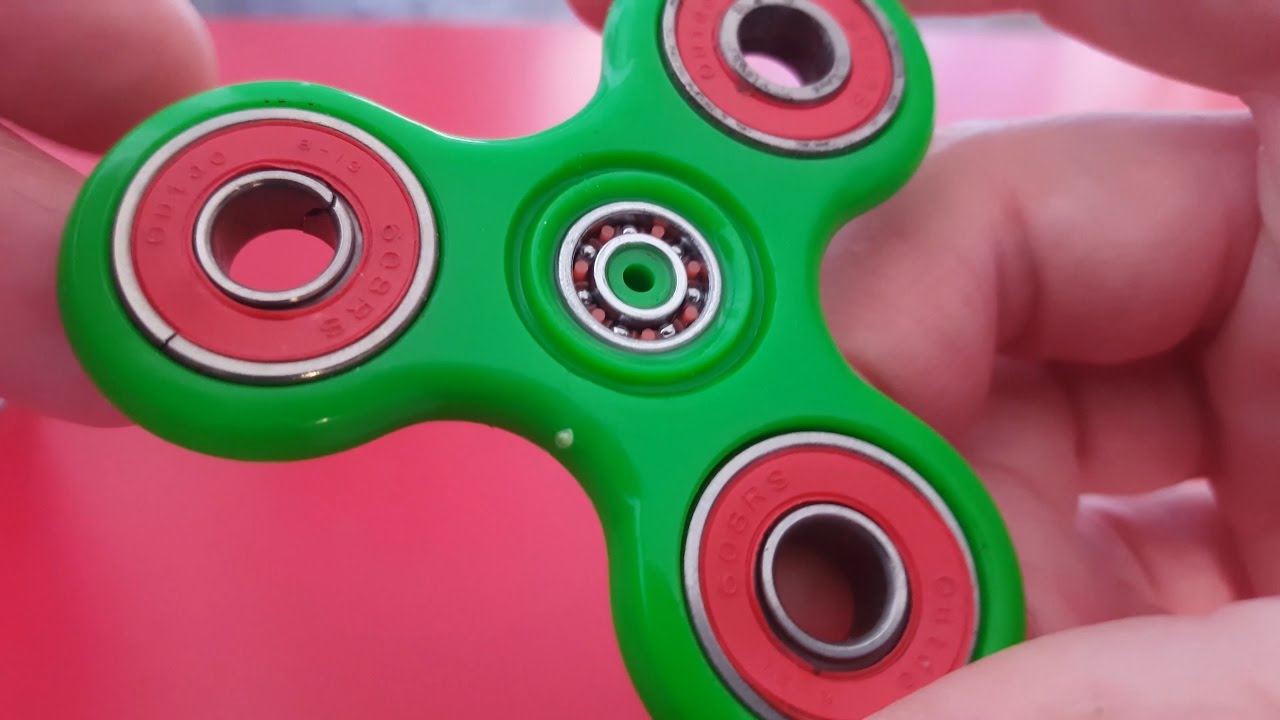 Oiling up a rusty old fidget spinner (4k) - YouTube