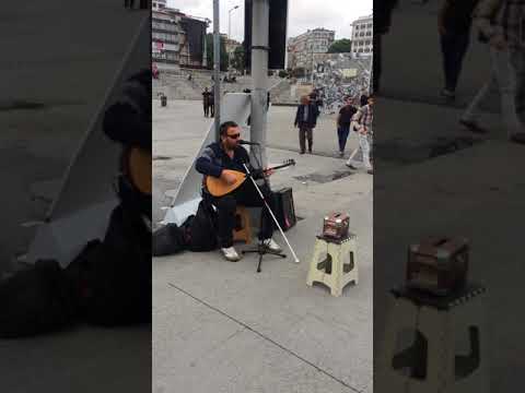 Yenikapı metro girişi sokak sanatçısı