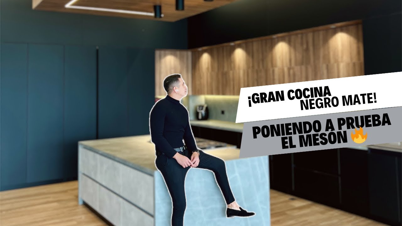 DESCUBRE ESTA COCINA NEGRO MATE CON TOQUE AMADERADO, GRAN ISLA Y NEVERA ...