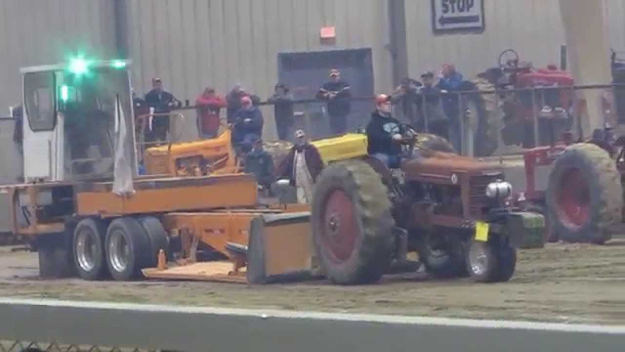 Farmall M pulling 6500lbs - YouTube