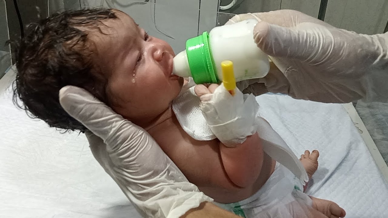 🍼 Newborn Baby Bottle Feeding Procedure | NICU Care by Male Nurse - YouTube