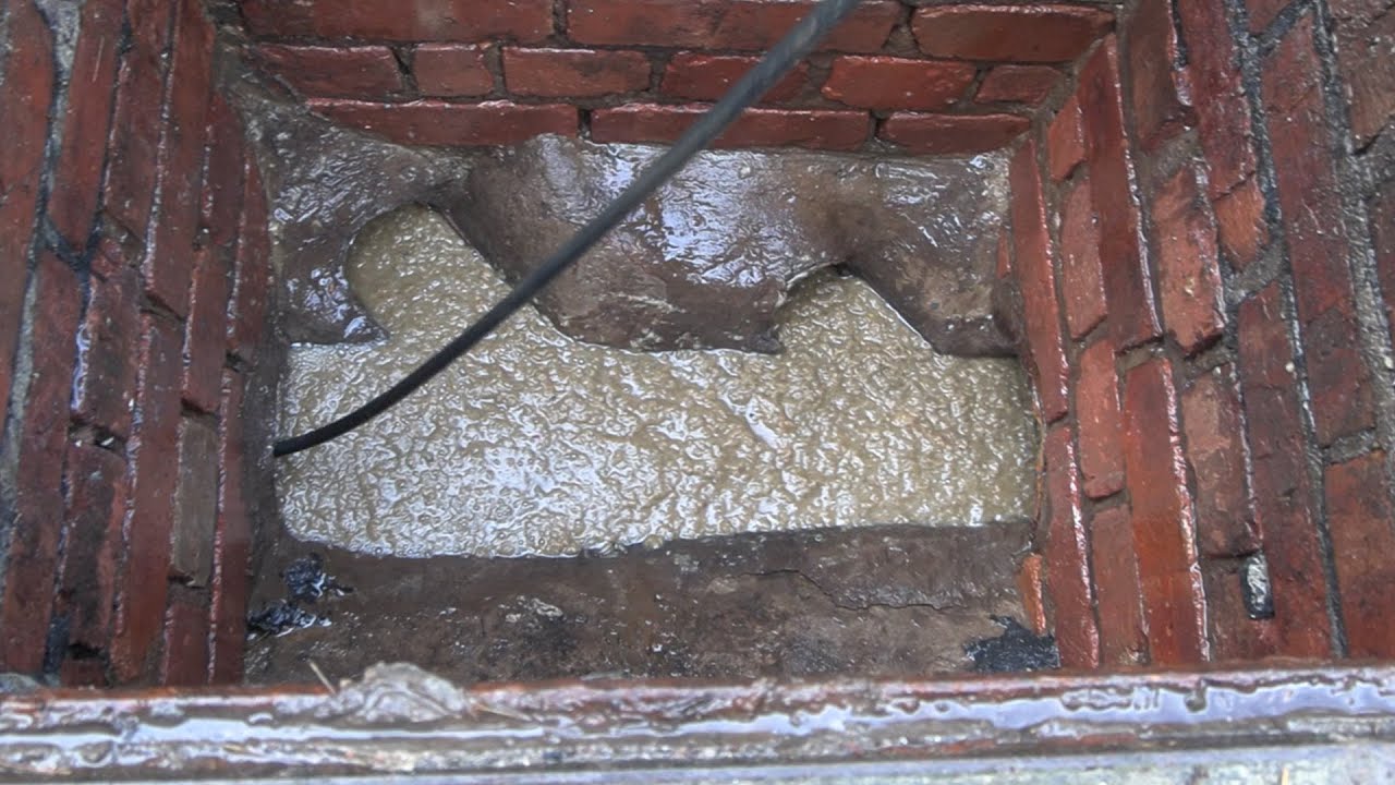 Very Stubborn Manhole Unblock at a Pub! Here comes Dave the Drain 💪 ...