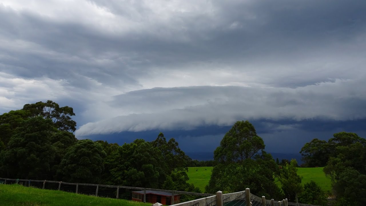 Supercell rolling in - rain and thunder - progressive video - YouTube