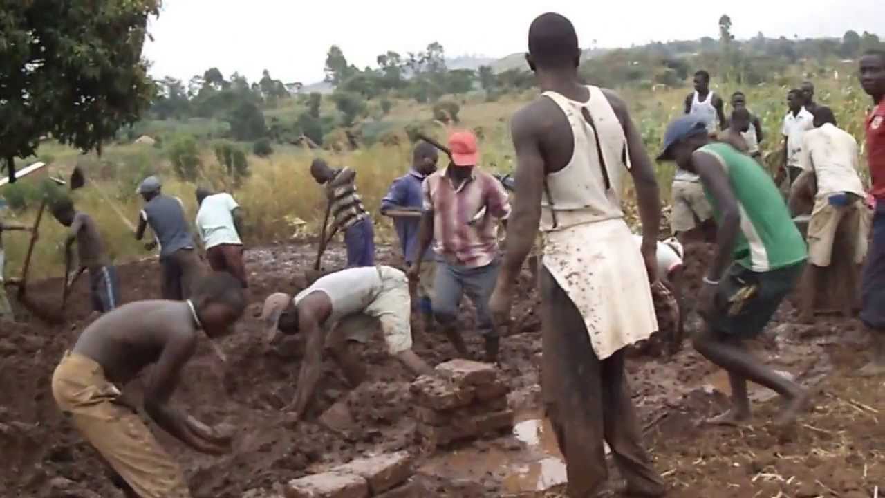 Construction d'une clinique médicale à Mahagi, RD Congo, 2014 - YouTube