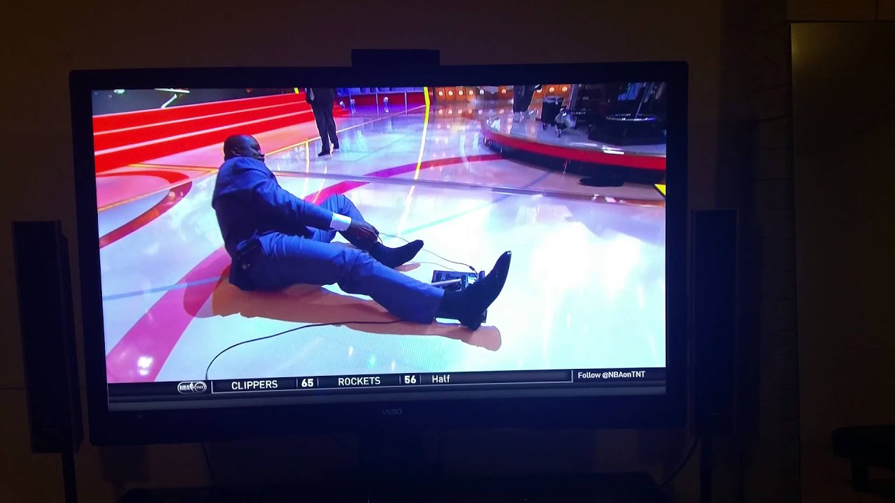 Shaq falls on live TV!! - YouTube