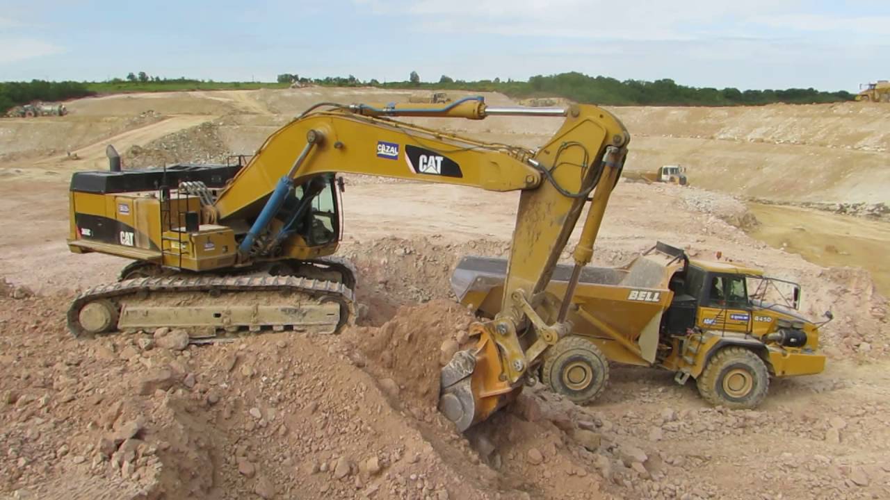 Caterpillar 365C loading Bell B45D - YouTube