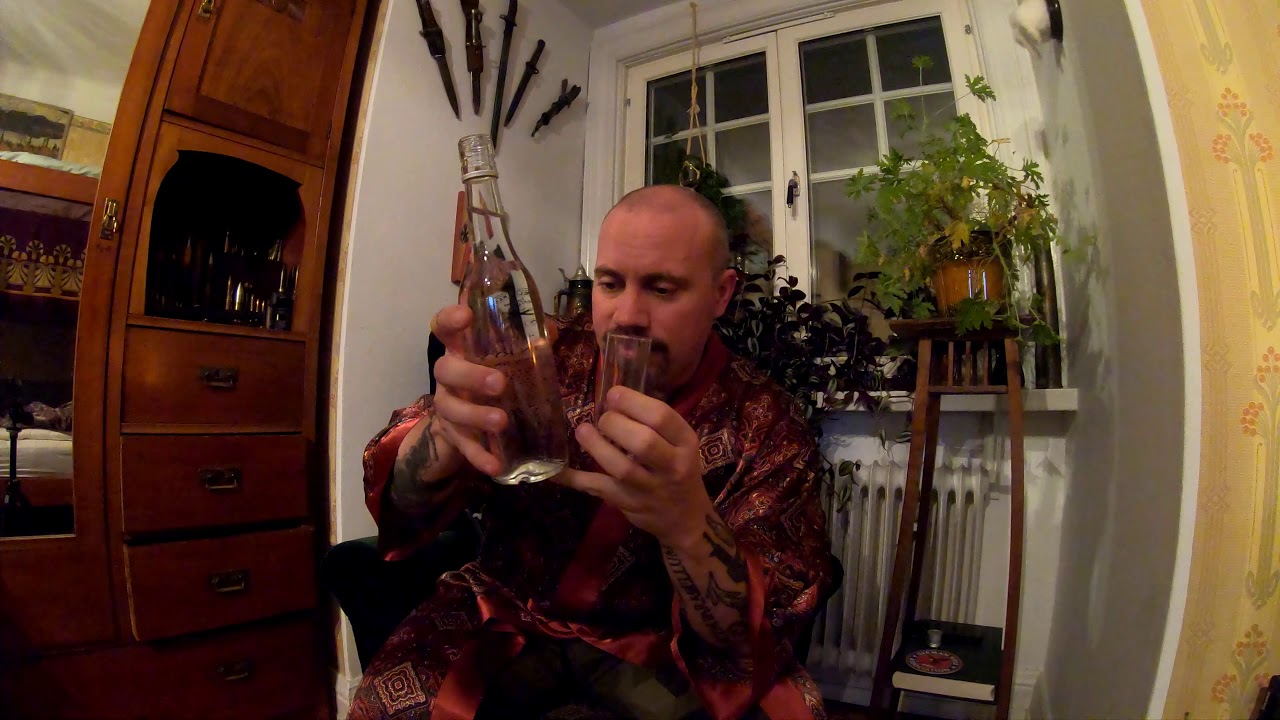 Mannerheim vodka schnapps from ww2, Marskin ryyppy! - YouTube